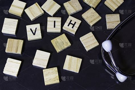 木制背景上的hiv人类免疫缺陷病毒字母和听诊器