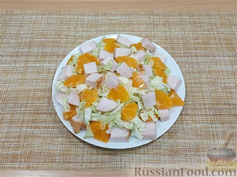 Рецепт: Салат из пекинской капусты с копчёной курицей, мандаринами и ...