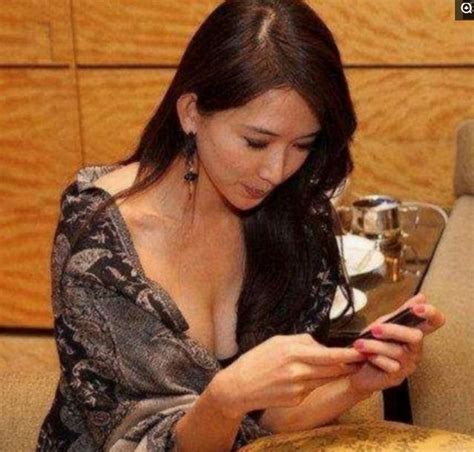 實拍林志玲休息室玩手機，畫面太美辣眼睛，網友：遮也遮不住！ 每日頭條