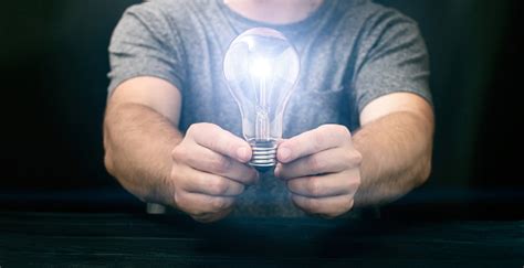 창조적 인 새로운 아이디어 혁신 브레인스토밍 영감 및 솔루션 개념 전구를 들고 있는 남자 개념에 대한 스톡 사진 및 기타 이미지