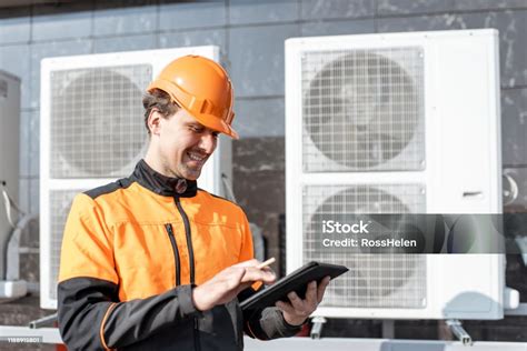 디지털 태블릿으로 에어컨 또는 히트 펌프를 서비스하는 작업자 태블릿에 대한 스톡 사진 및 기타 이미지 태블릿 에어컨 공기조화 Istock