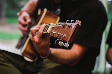 Bokeh Photo Of Musician Playing Acoustic Guitar Creative Commons Bilder