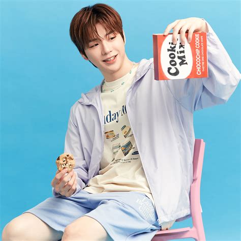 20대 뭐 하지 광고 2023 스파오 뉴 아이콘 강다니엘 화보 공개 💗 남친룩 풀장착한 Facebook