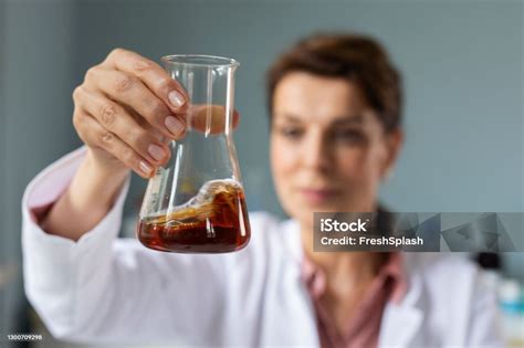 실험실에서 에렌마이어 플라스크에서 액체를 검사하는 선임 여성 연구원 과학자에 대한 스톡 사진 및 기타 이미지 과학자