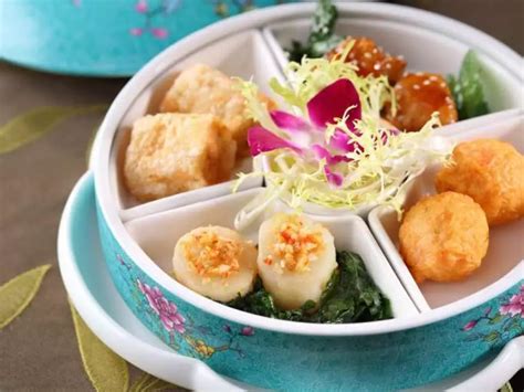4月27日12nn【銅鑼灣萬鎔少館澳洲龍蝦宴海鮮新派片皮鴨放題買一送一】120 分鐘放題，2 人同行 Hk199位 Hyperair