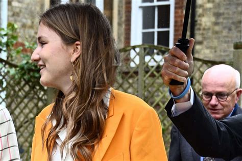 Élisabeth de Belgique en manteau orange flashy