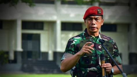 Keluar Belantara Papua Letkol Amril Cs Diganjar Pisau Komando Perak
