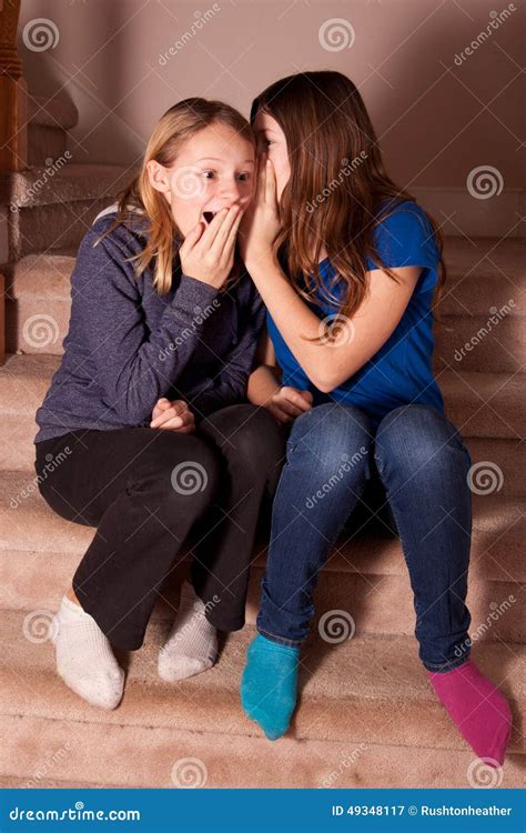 Ragazze Che Bisbigliano I Segreti Sorprendenti Immagine Stock