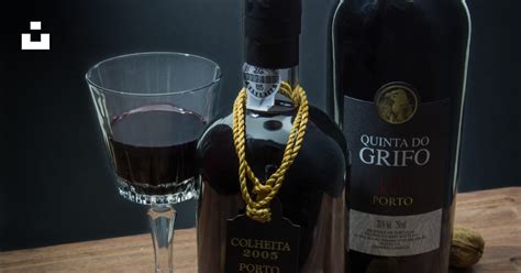 갈색 테이블에 와인 잔 옆에 두 개의 술병 사진 Unsplash의 무료 잔 이미지