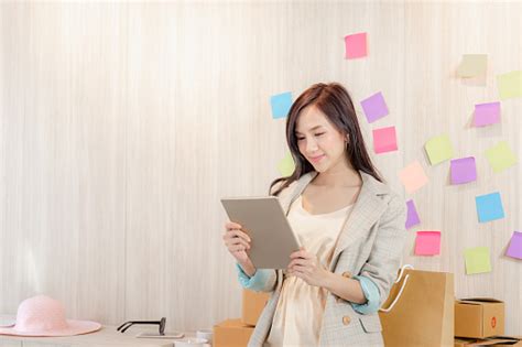 사무실에서 편안한 행복 한 스마트 비즈니스 여자 와 디지털 태블릿 쇼핑 온라인 개념 구매에 대한 스톡 사진 및 기타 이미지 구매 노트북 노트북 사용하기 Istock