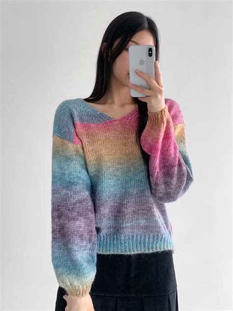 시프트에잇 유니크루즈핏 미사 브이넥 믹스 무지개 니트 3color