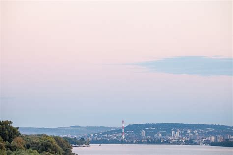 가을 해질녘 해질녘에 볼 수 있는 다뉴브 강에 있는 세르비아 베오그라드의 제문 키 베오그라드 센터는 굴뚝을 배경으로 볼 수