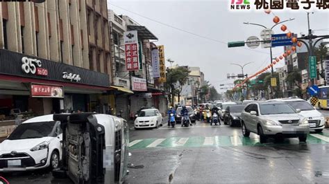 變換車道閃避不及 自小客貨車遭撞翻後窗全碎 桃園電子報影音 Line Today