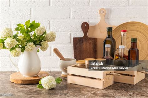 친환경 주방 용품과 나무 상자에 담아 요리할 수 있는 다양한 기름병 보관 공간 아름 다운 부엌 배경입니다 가정 생활에 대한 스톡 사진 및 기타 이미지 Istock