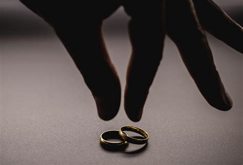 다른 동맹 관계에서 배신의 개념 옆에 동맹을 떠나 손 불륜 또는 분리 2명에 대한 스톡 사진 및 기타 이미지 2명 간통