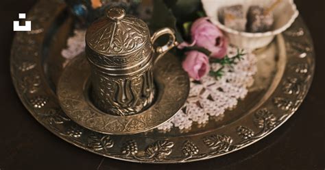 은색 차 주전자와 두 개의 컵이 담긴 쟁반 사진 Unsplash의 무료 꽃 이미지