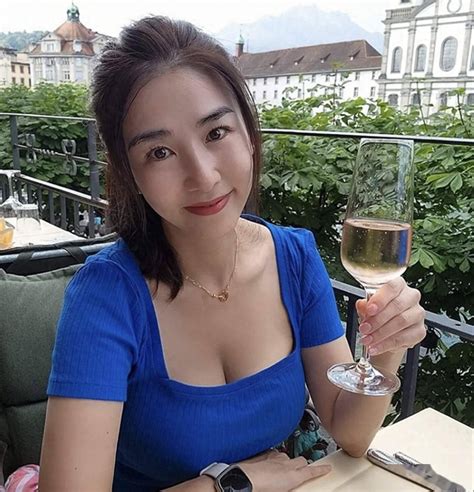香港知名女星复出做网红，晒丰满好身材，与外籍男友只恋爱不结婚 搜狐大视野 搜狐新闻