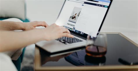 Persona Que Usa La Computadora Portátil Macbook · Fotos De Stock Gratuitas
