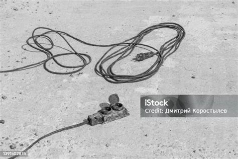 연장 코드는 한쪽 끝에는 플러그가 있고 다른 쪽 끝에는 소켓이 거의없는 유연한 전력 플렉스 케이블의 길이입니다 건설 현장에 대한 스톡 사진 및 기타 이미지 Istock