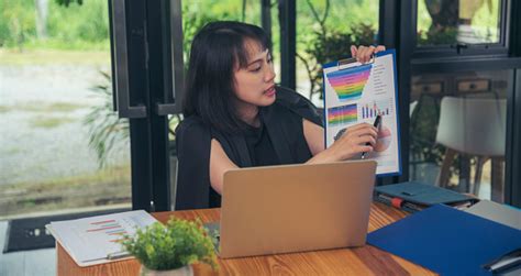 스마트 폰을 사용하는 비즈니스 여성 사무실 책상에 노트북 여성 프리랜서 독서 재무 그래프 차트 마케팅 데이터를 분석 계획 사무실 회사 비즈니스 정보에서 일하는 젊은 여성의