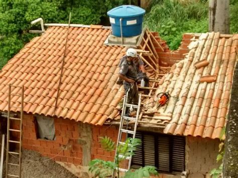 G1 Chuva derruba árvore e destrói telhado de casa em Sorocaba