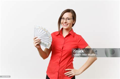 빨간색 셔츠 치마 안경 들고 번들 많은 달러의 현금 돈을 흰색 배경에 고립의 꽤 젊은 비즈니스 교사 여자의 초상화 고등학교 대학