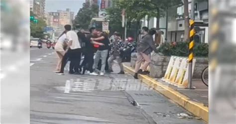汐止警當街鬥毆！他不服管束痛打學長 再踹破警車車窗 Ctwant Line Today