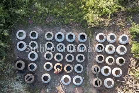 បុរស ចំណាស់ ម្នាក់ កំពុង រៀបចំ ពាង ដើម្បី បណ្តែត ផ្ទះ របស់គាត់