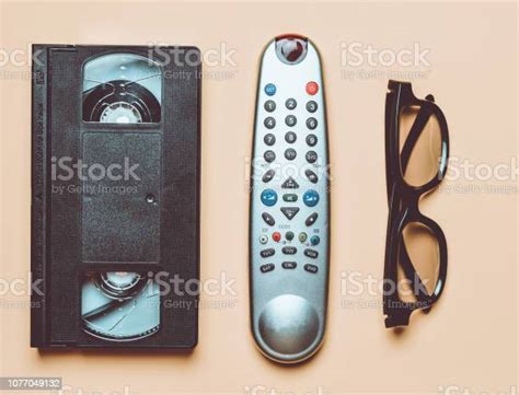 Vhs Tv 리모컨 노란 종이 배경 3d 안경 90 년대 엔터테인먼트입니다 최고의 볼 수 있습니다 플랫이 하다 리모콘에 대한