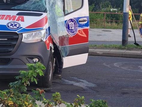 Groźny wypadek z udziałem karetki na Alei Jana Pawła II ZDJĘCIA