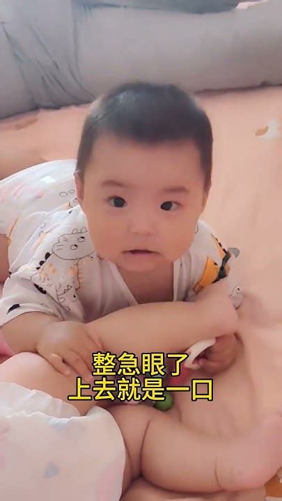 面对妹妹连环腿的不断挑衅，哥哥终于急眼了，上去就是一口😂😂😂人类幼崽 穿尿不湿的不好惹 萌娃 Youtube