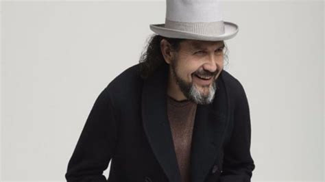 Reyli Barba Se Ríe De Su Terrible Caída En Un Concierto Del 15 De