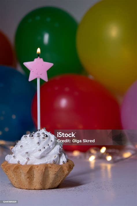 분홍색 별 모양의 촛불이 있는 축제 컵케이크 배경에 여러 가지 색상의 풍선과 조명 파티 생일 개념 공간을 복사합니다 고독 부정적인 감정 표현에 대한 스톡 사진 및 기타