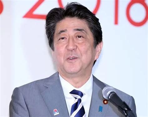 夫と移った高齢者向け住宅で出会い70代の不倫 女性自身