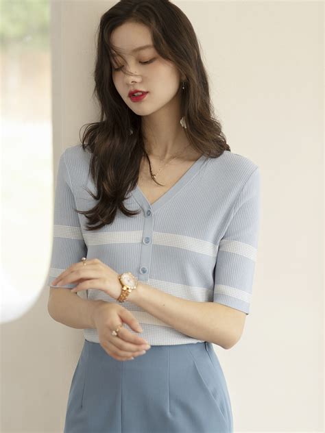 经典条纹控！撞色v领短袖针织衫上衣女2023春夏系列轻熟职业女性的穿搭offiy有帆 女性职业正装服饰品牌