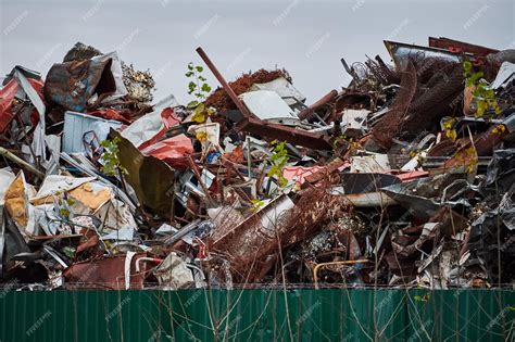 Vertedero De Residuos Metálicos Para El Reciclaje Vertedero Cerrado De