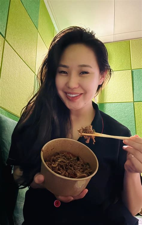 Д ойрд сэлфи мэльфи хийгээгүй гүзээтэй л хийх ёстой байж тэ 🙈 Хар шөнөөр гүзээтэй аниа нь