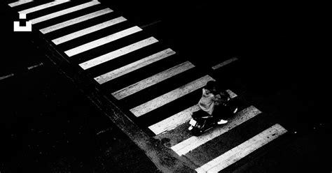 어둠 속에서 횡단보도에 앉아 있는 사람 사진 Unsplash의 무료 사람의 이미지