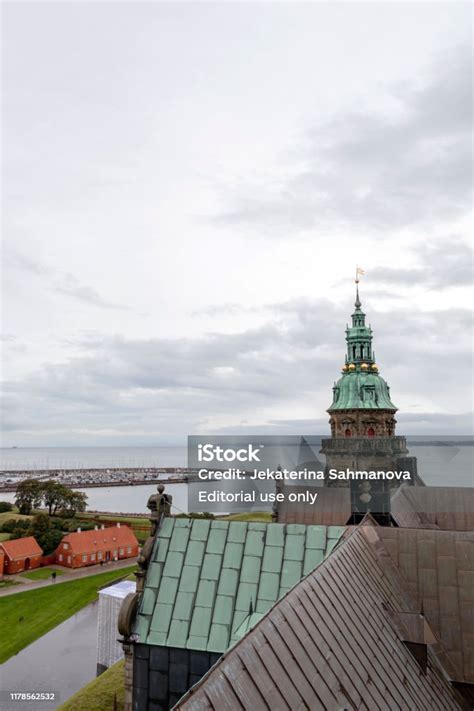 덴마크 동부 엘시노어에 있는 햄릿의 고향이자 유네스코 세계 문화 유산으로 지정된 크론보르그 르네상스 성의 옥상 0명에 대한 스톡 사진 및 기타 이미지 Istock