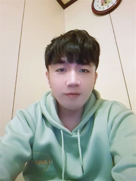 我是男生喜歡男生 我就是標準的小狗眼 可是大家都說看起來很祟 很沒有精神！ 都35歲了依舊沒有人要！ 大叔的年紀了，該守本份了。