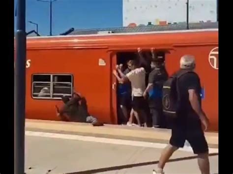 Grand Bourg Cayó Borracho A Las Vías Con El Tren En Movimiento Y Se