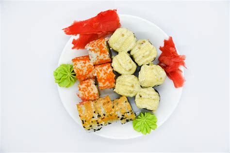 맛있는 구운 초밥과 흰 접시에 롤 흰색 바탕에 생선 밥 롤과 초밥의 맛있는 아침 식사 동양 생선 요리 일본 요리 0명에 대한