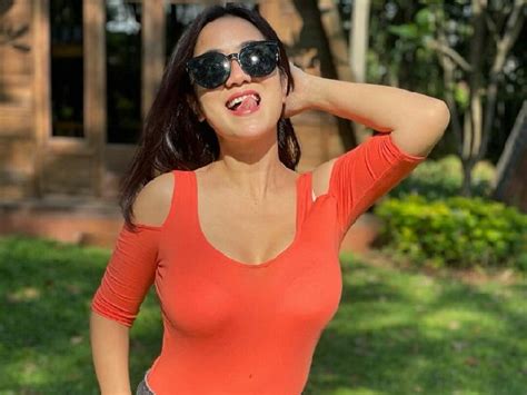 Pose ‘nakal Tante Ernie Julurkan Lidah Bikin Merinding Fajar