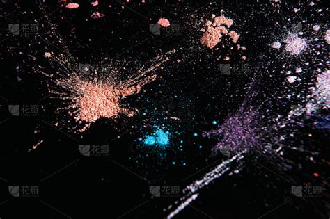 彩色粉末飞溅俯视图