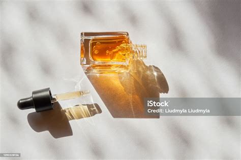 피펫 디스펜서가있는 유리 병의 손톱 및 큐티클 관리를위한 투명한 오일 0명에 대한 스톡 사진 및 기타 이미지 0명 Diy 건강관리와 의술 Istock