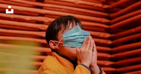 얼굴을 가리는 안면 마스크를 쓴 남자 사진 Unsplash의 무료 예술 이미지