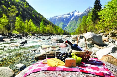 Големи и малки речни камъни за градини и огради