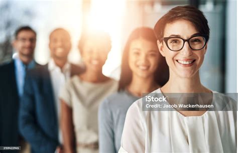 행복한 비즈니스 및 여성이 리더십 팀워크 및 경력 목표를 위해 사무실에서 팀과 함께 초상화를 찍습니다 미소 다양성과 사람들 창조적 창업 에이전시로서의 자부심과 협업 인적