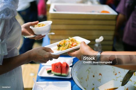 사회의 가난은 자선 사업가 들 로부터 식량을 기부 하 고 있습니다 빈곤과 기부금 자원 봉사자 들이 가난한 사람들에 게 식량을