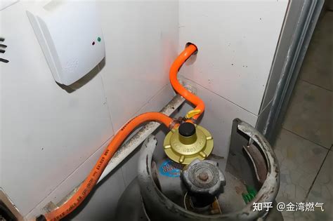 燃气灶的橡胶软管离火太近安全吗？ 知乎